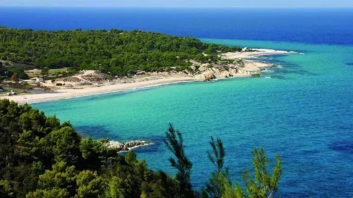Chinese woman dies at Lefkada after her paraglider falls in the sea ...