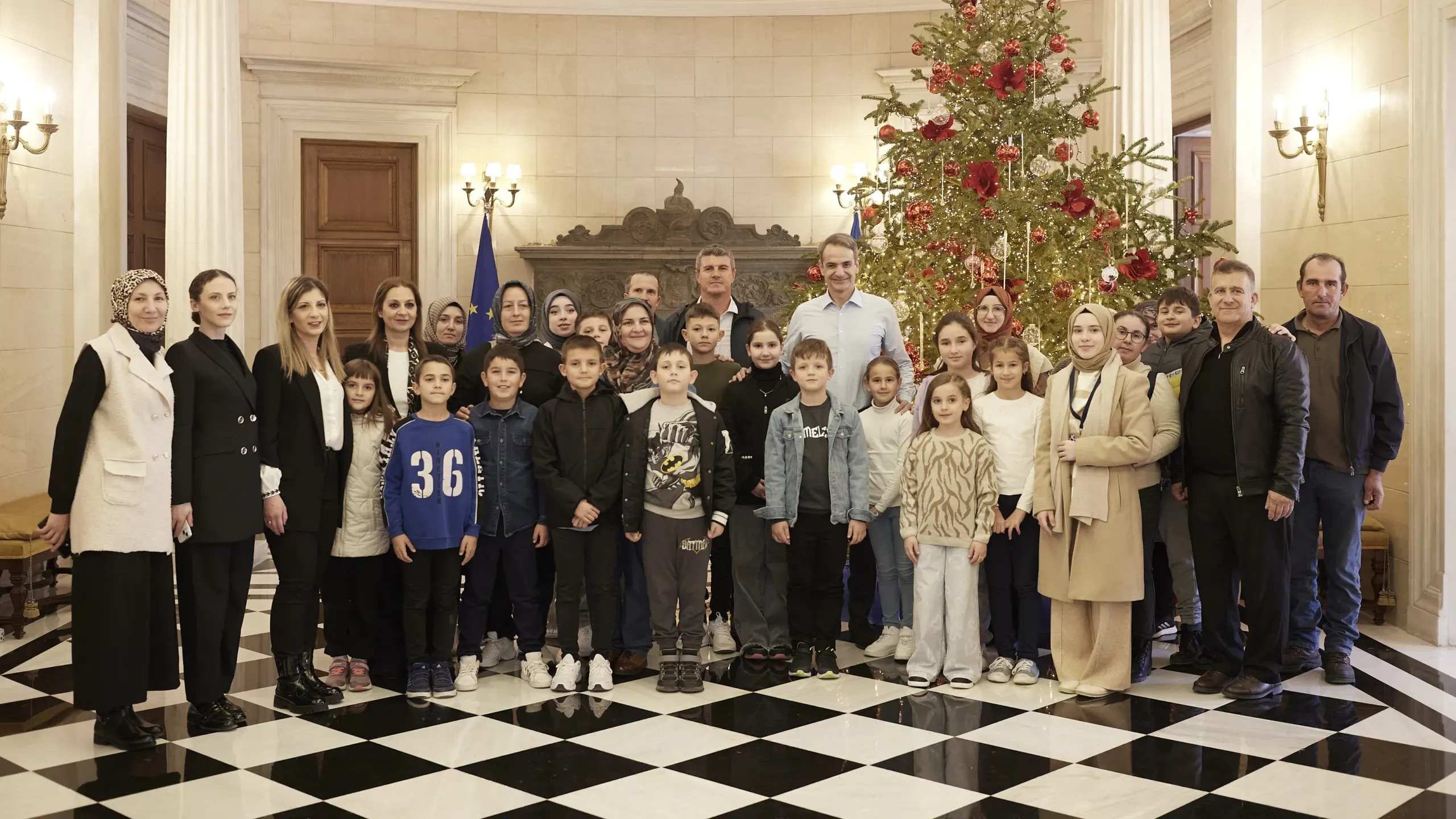 Prime Minister Mitsotakis hosts students from Büyük Derbent Minority ...