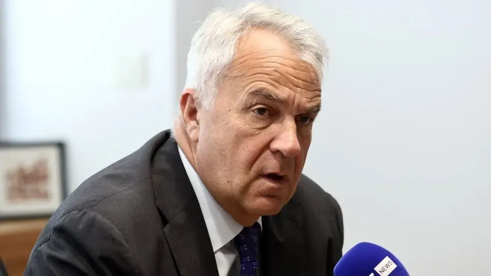 Hooded individuals attack former minister Makis Voridis in Crete ...