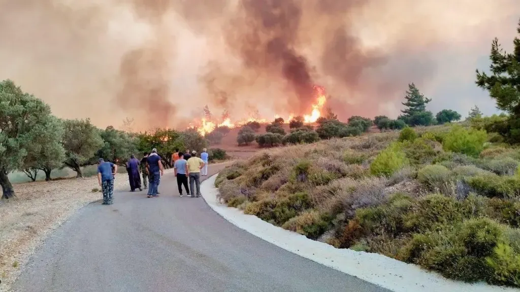 Fire crew trapped in fire on Rhodes Island | Millet News